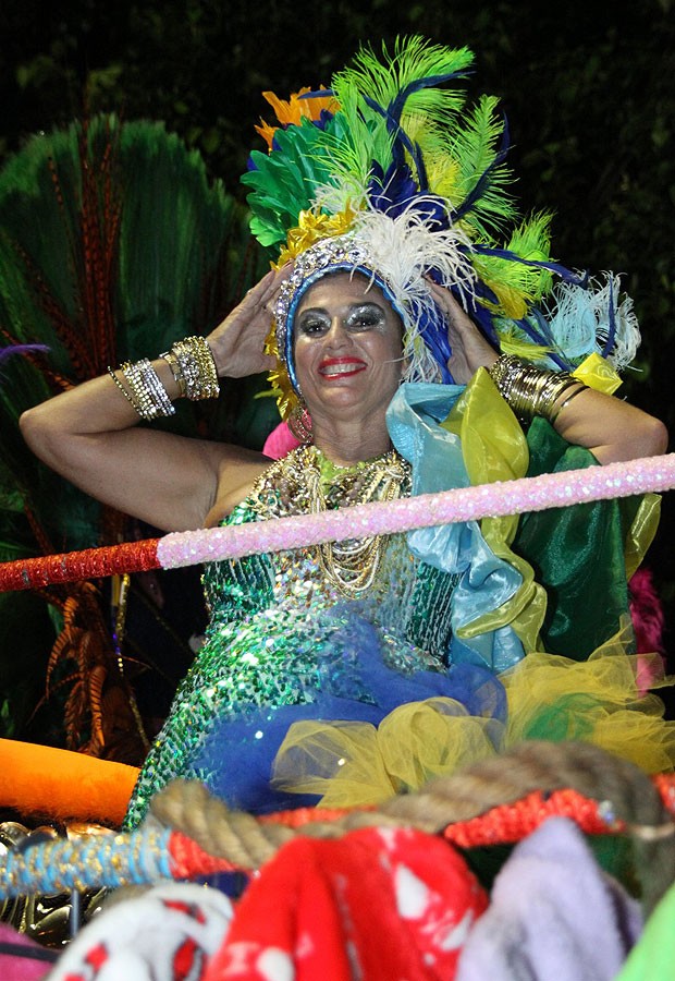 Cida Moraes faz graça como Carmen Miranda - Quem | Rio de Janeiro