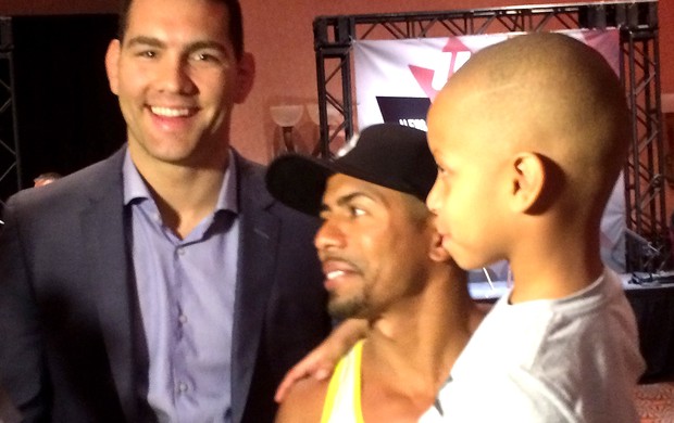 Menino sem pernas é "adotado" por Weidman e faz a festa no "media day ...
