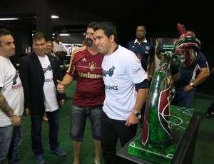 Deco acompanha vitória do Flu e diz que volta a treinar com bola em ...