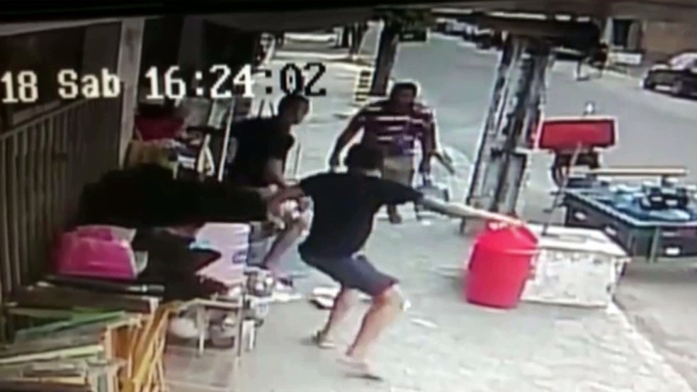 Vídeo mostra homem segurando assaltante em Mamanguape, PB | Paraíba | G1