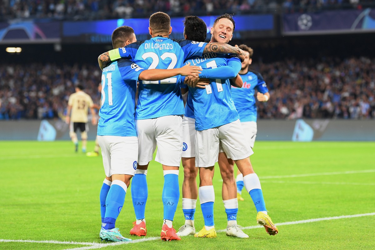 Napoli impressiona com início 100% na Champions e liderança na Itália ...