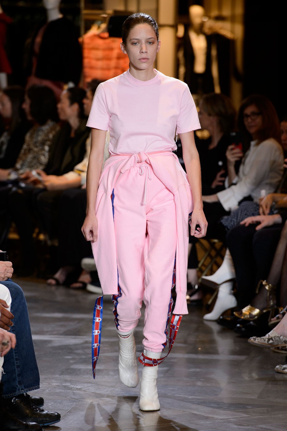 Vetements ocupa Galeries Lafayette com coleção repleta de parcerias ...