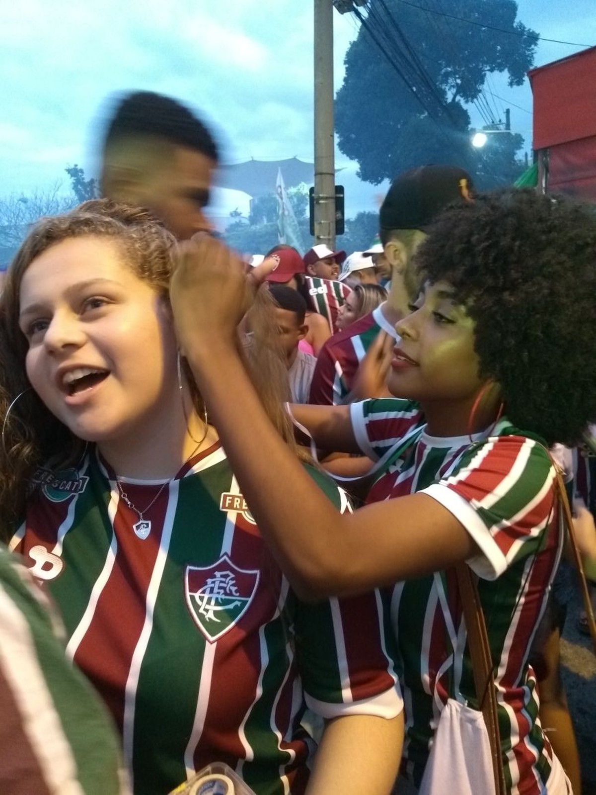 Desempregada, torcedora do Fluminense faz tranças para arrecadar ...