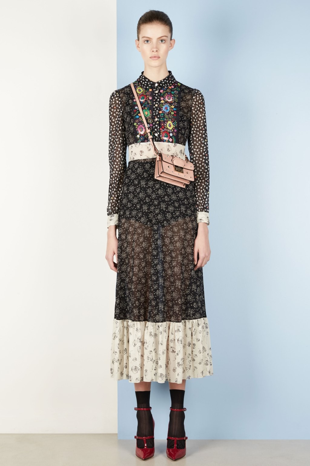 Red Valentino: inverno 2017 da grife aparece menos girly | Desfiles | Vogue