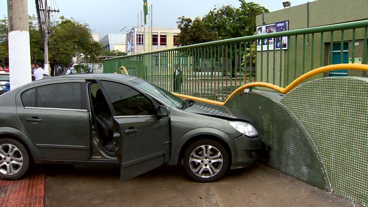 Carro bate em poste e muro e duas pessoas ficam feridas em Vitória | Espírito Santo | G1
