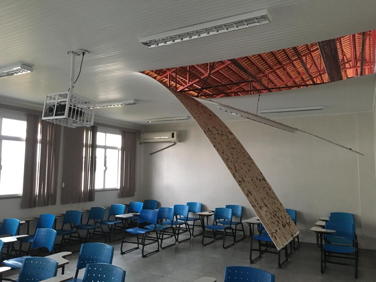 Vendaval destrói parte do telhado e forro do Ifac no interior do AC ...