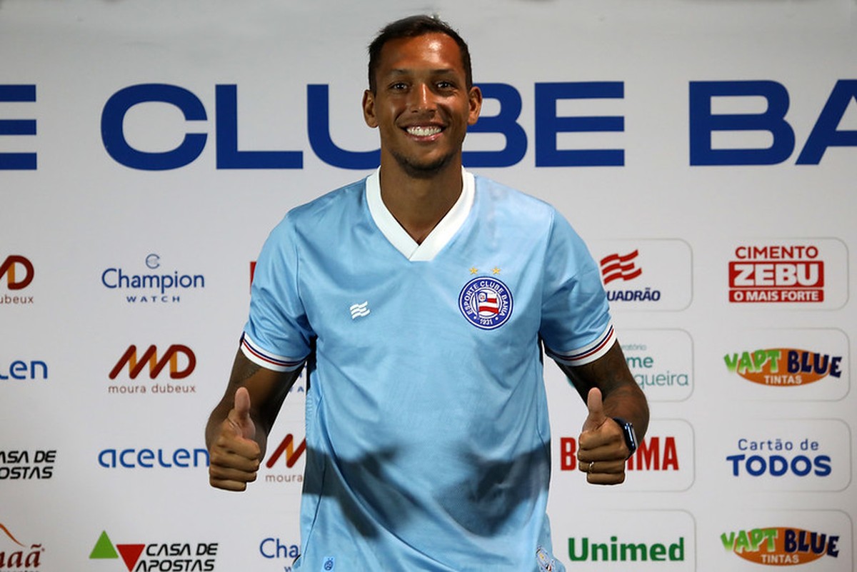 Três zagueiros e característica de construção: David Duarte se ...