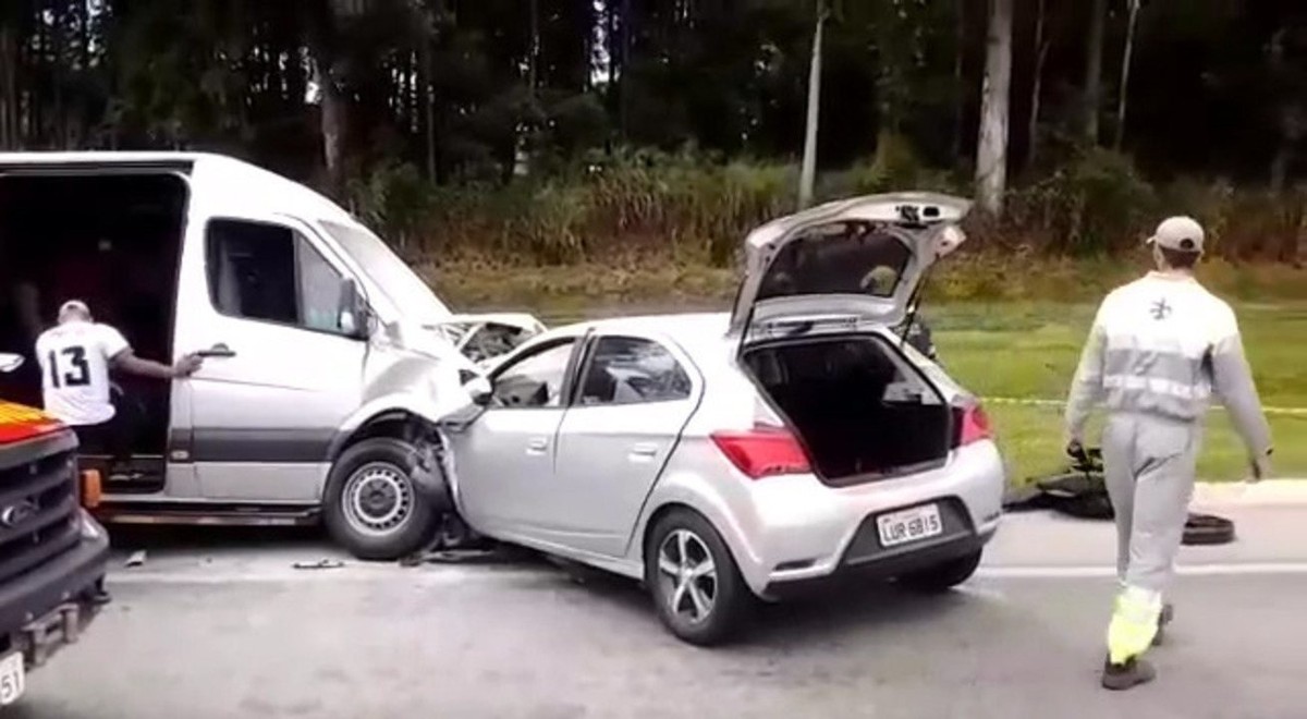Batida entre van e carro deixa feridos na MG-050 em Divinópolis | Centro-Oeste | G1