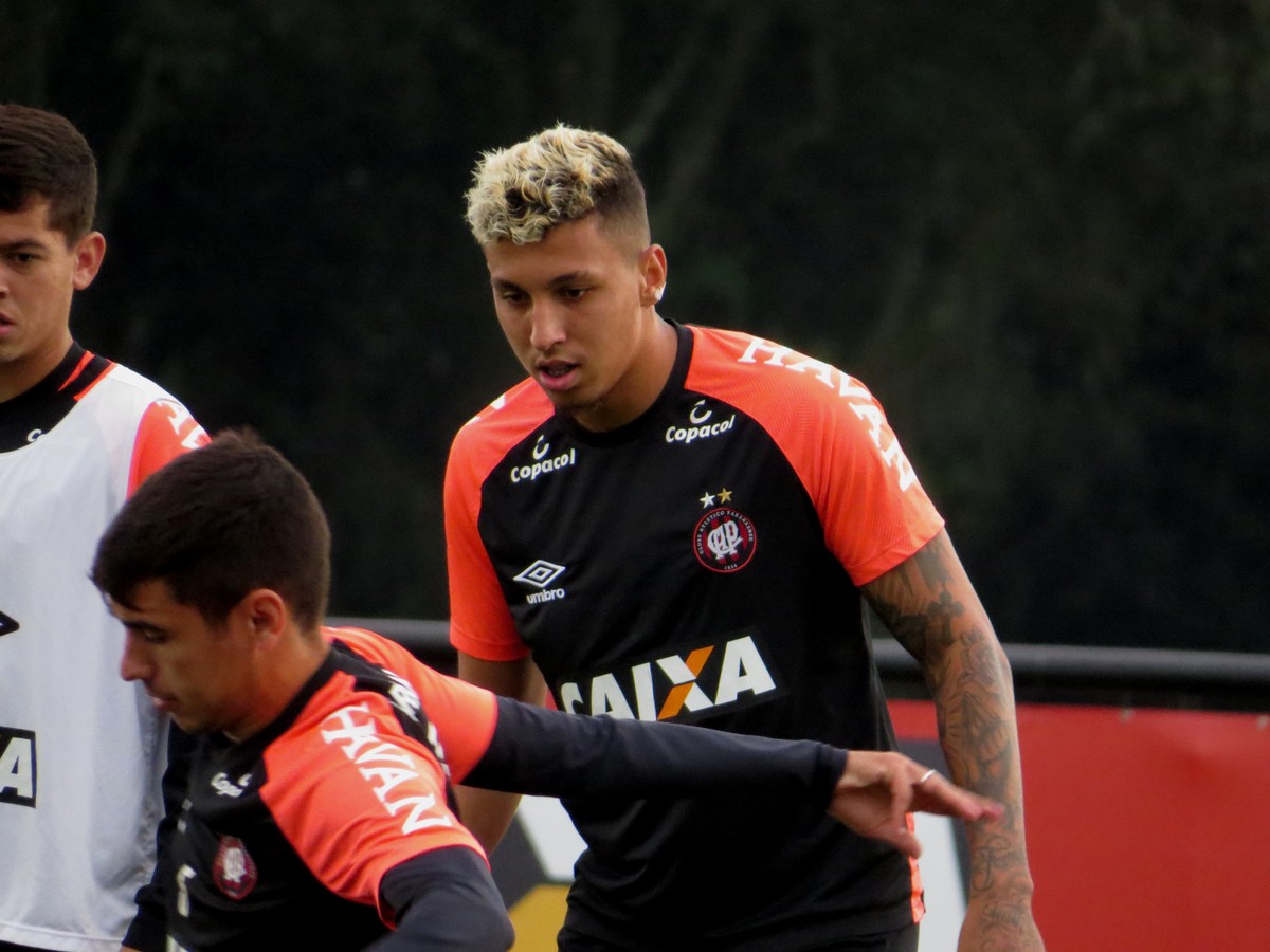 Após empréstimo à Bélgica, Crysan treina no Atlético-PR e aguarda ...