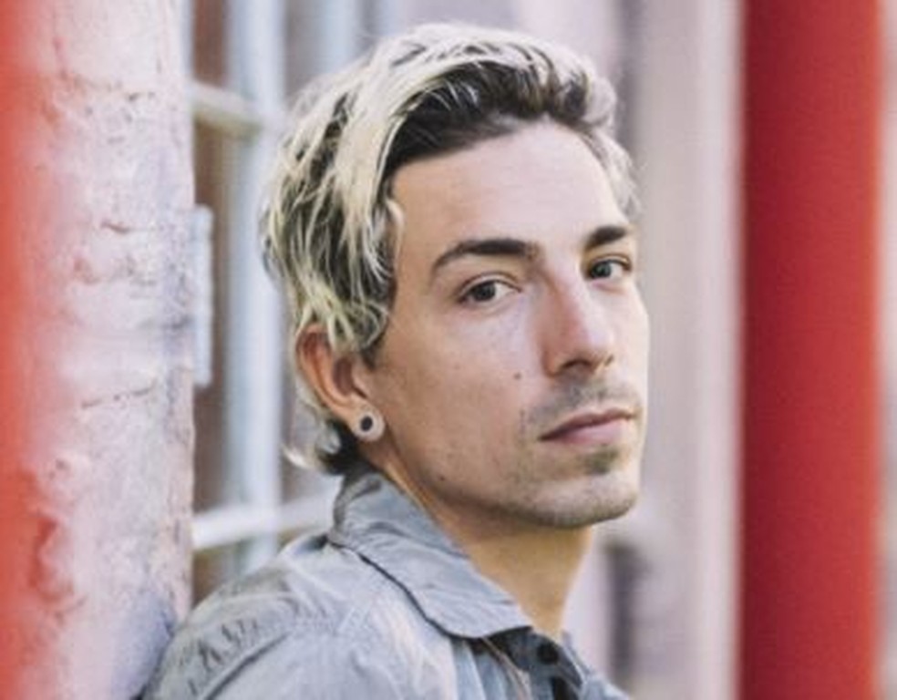 Após 16 anos no NXZero, Di Ferrero faz show solo em festa na Barra da ...