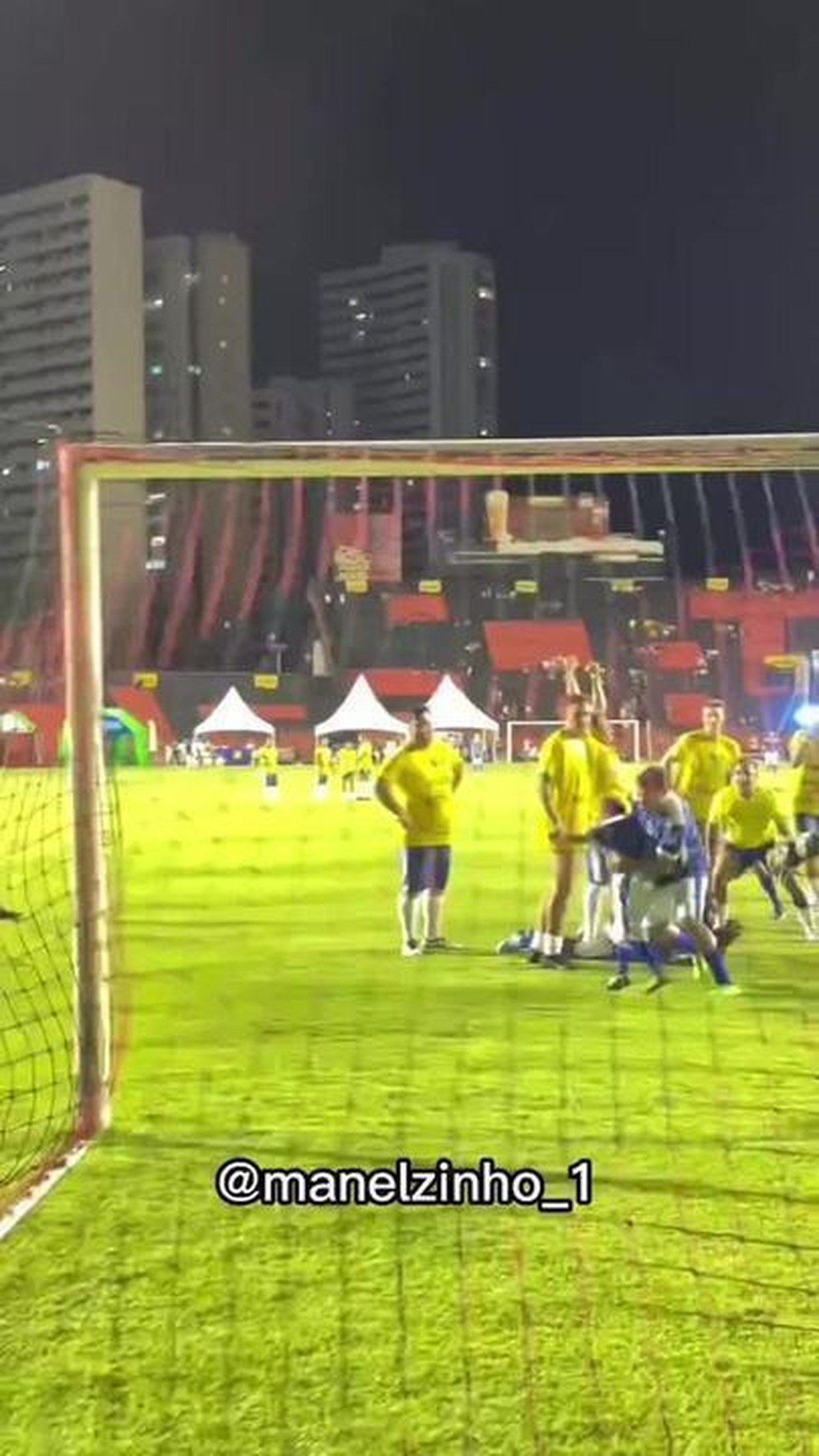 "Mini Messi" sofre pênalti e faz gol em jogo beneficente com Ronaldinho ...