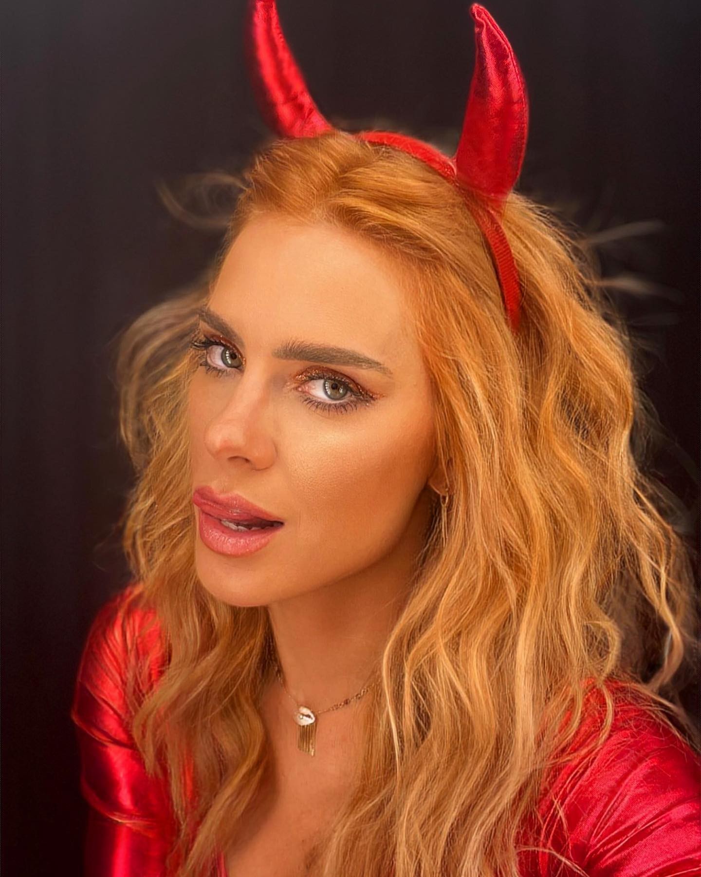 Aos 44, Carolina Dieckmann se fantasia de diabinha - Primeira Hora