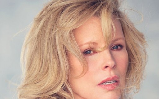 Linda e decotada aos 62, Kim Basinger estrela ensaio para revista ...