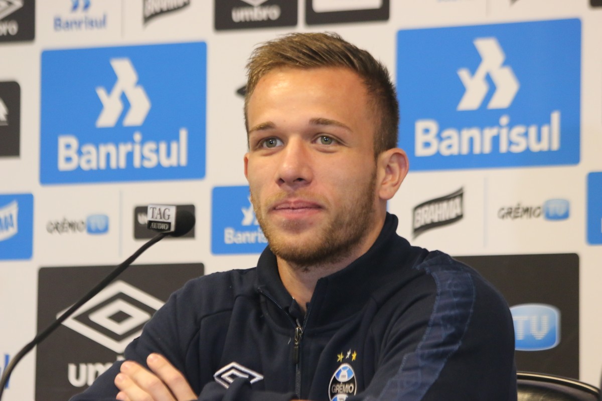 Em nova função, Arthur se cobra para abastecer atacantes e tentar fazer ...