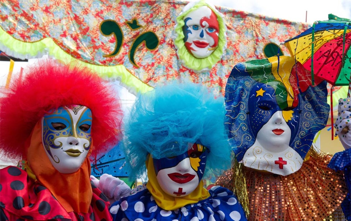 Carnaval de Bezerros tem origem rural e teve início no século 19 com os ...