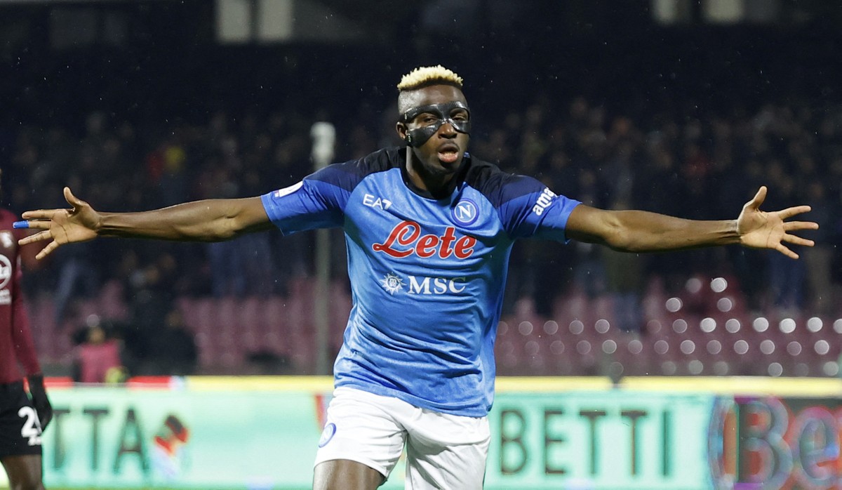 Líder disparado, Napoli vence Salernitana e termina primeiro turno do ...