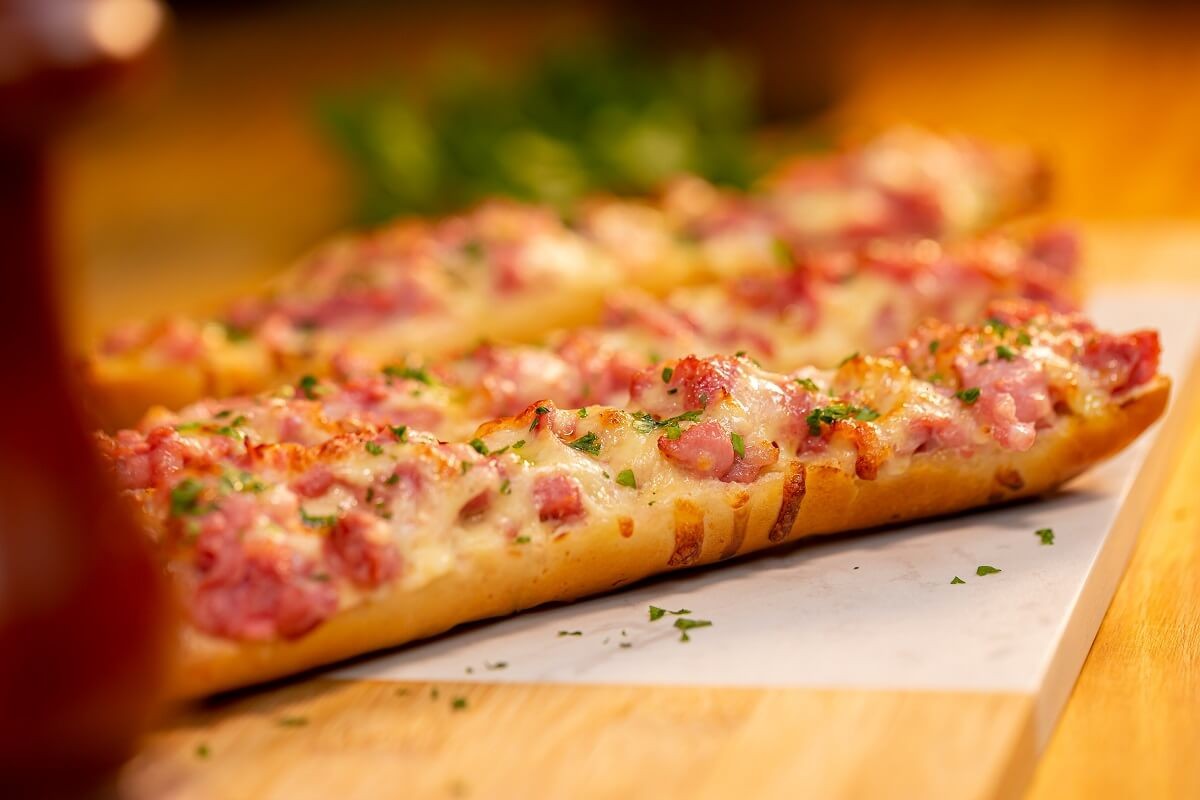 Baguete de linguiça toscana com queijo | Receitas Sadia | Receitas