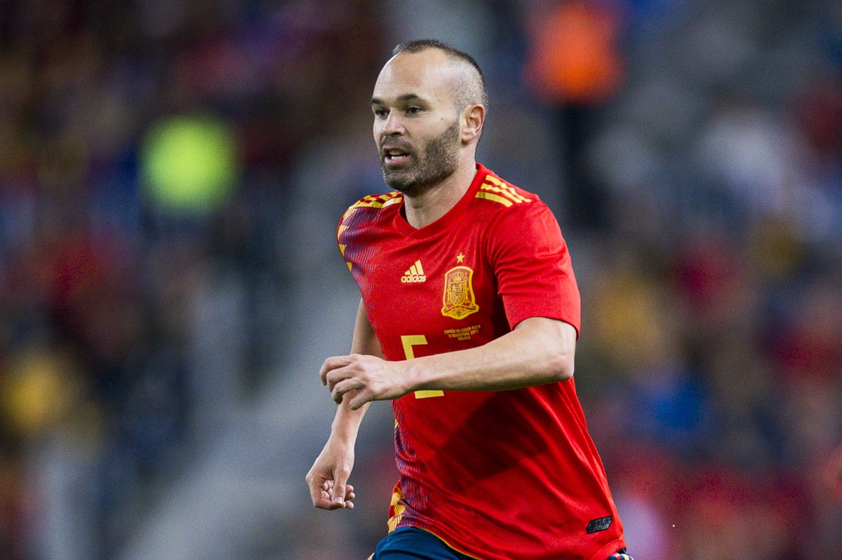 Perto ou longe da bola? Iniesta ensina como ser o meio-campista ...