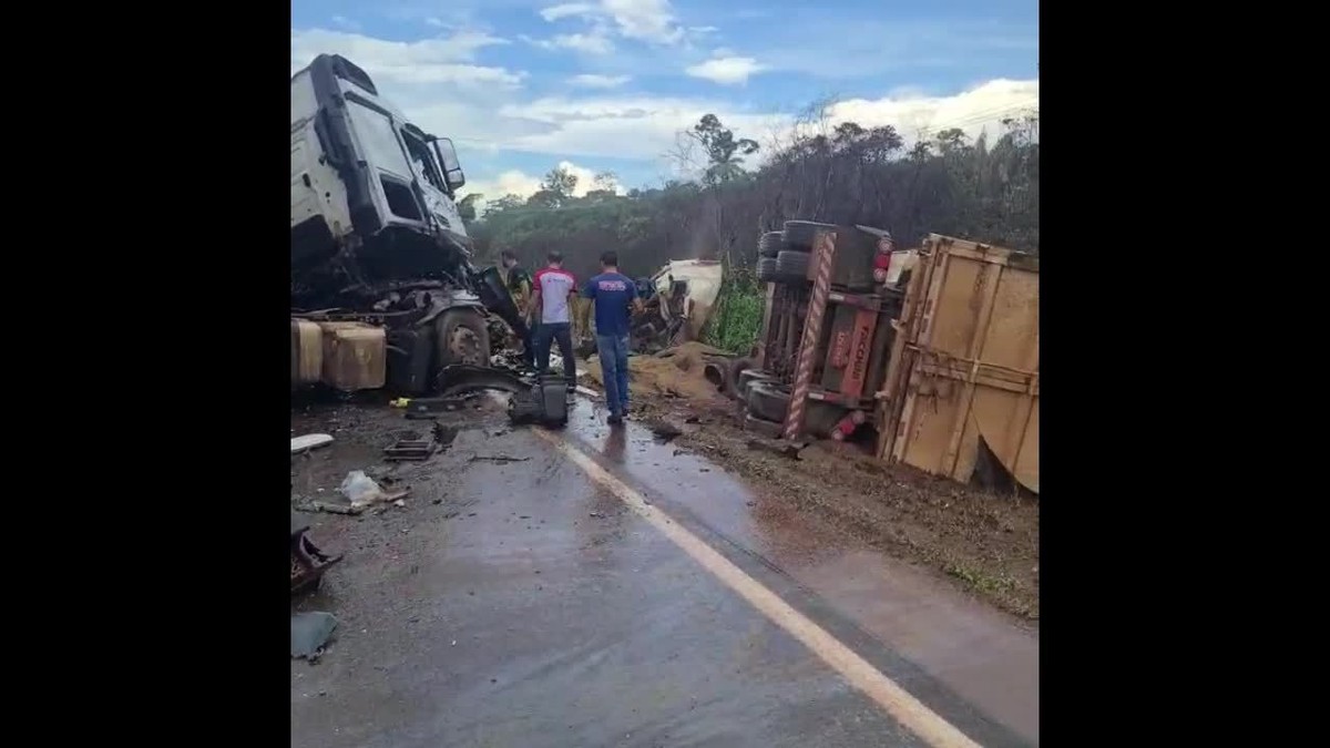 Duas carretas se envolvem em acidente na BR-163, em Sinop (MT) | Mato Grosso | G1