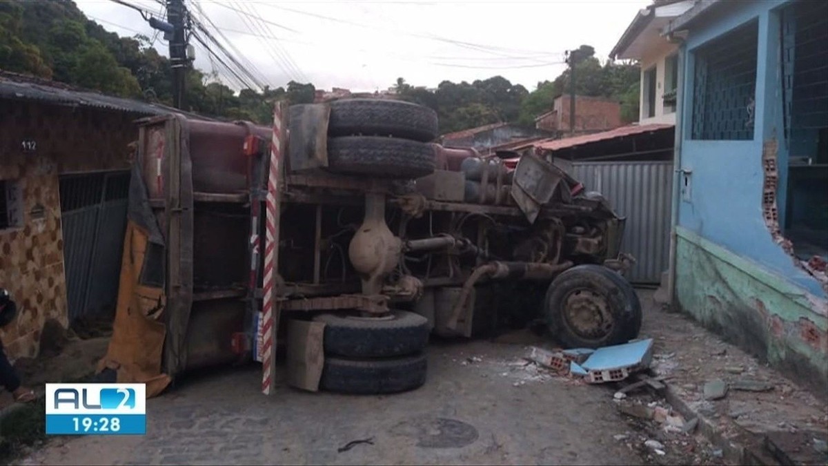Caçamba Carregada De Areia Tomba E Atinge Duas Casas No Benedito Bentes