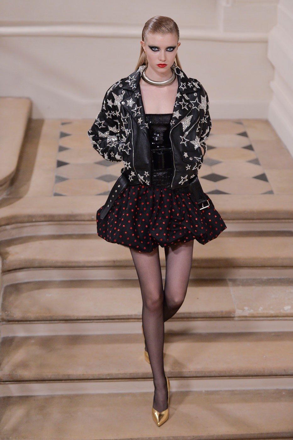 Hedi Slimane traz à tona as referências clássicas da YSL | Desfiles | Vogue