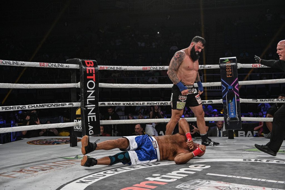 Vídeo: Lutador de MMA de 38 anos de idade morre após estreia em evento ...