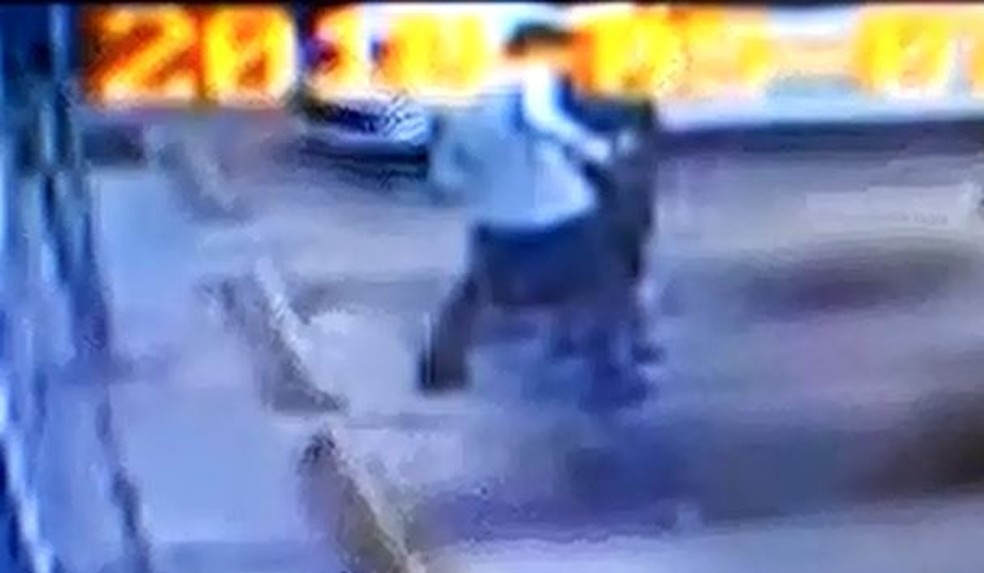 Câmera flagra roubo de malote com mais de R$ 120 mil em Itatinga; vídeo ...