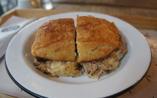 Irresistível: sanduíche de pernil com abacaxi - Casa Vogue | Receita