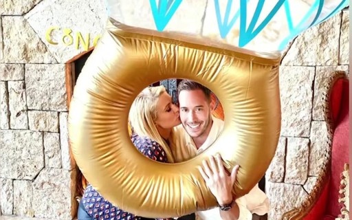 Em Aspen, Paris Hilton mostra sua animação por estar noiva - Vogue ...