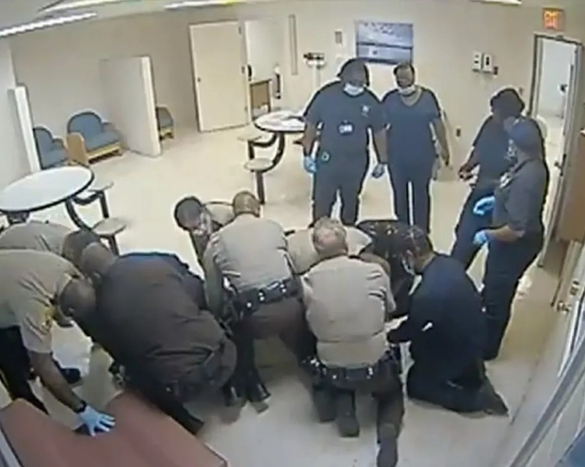 Vídeo mostra homem algemado sendo asfixiado por policiais até a morte ...