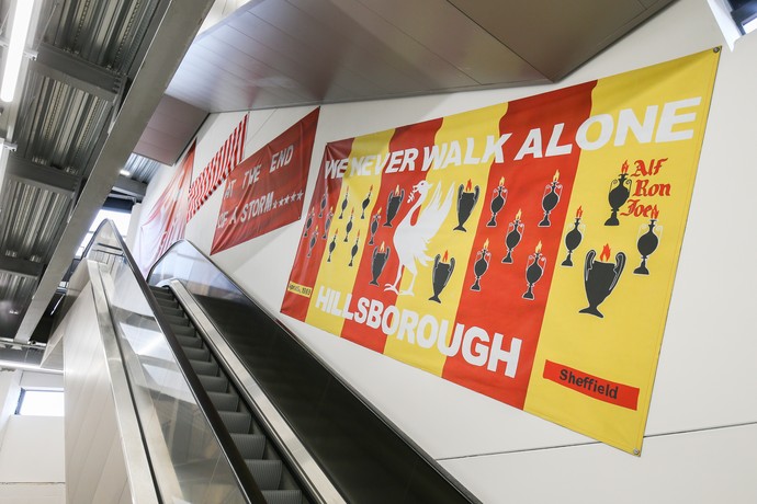 Passo para a modernidade: Liverpool inaugura arquibancada no Anfield