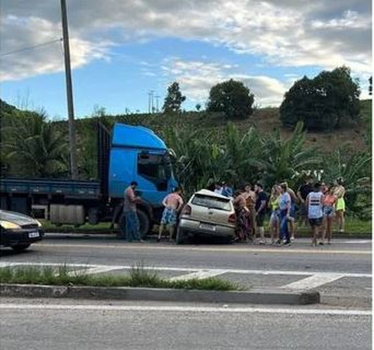 Acidente entre carro e carreta deixa um morto e um ferido na BR-101, no ES | Espírito Santo | G1