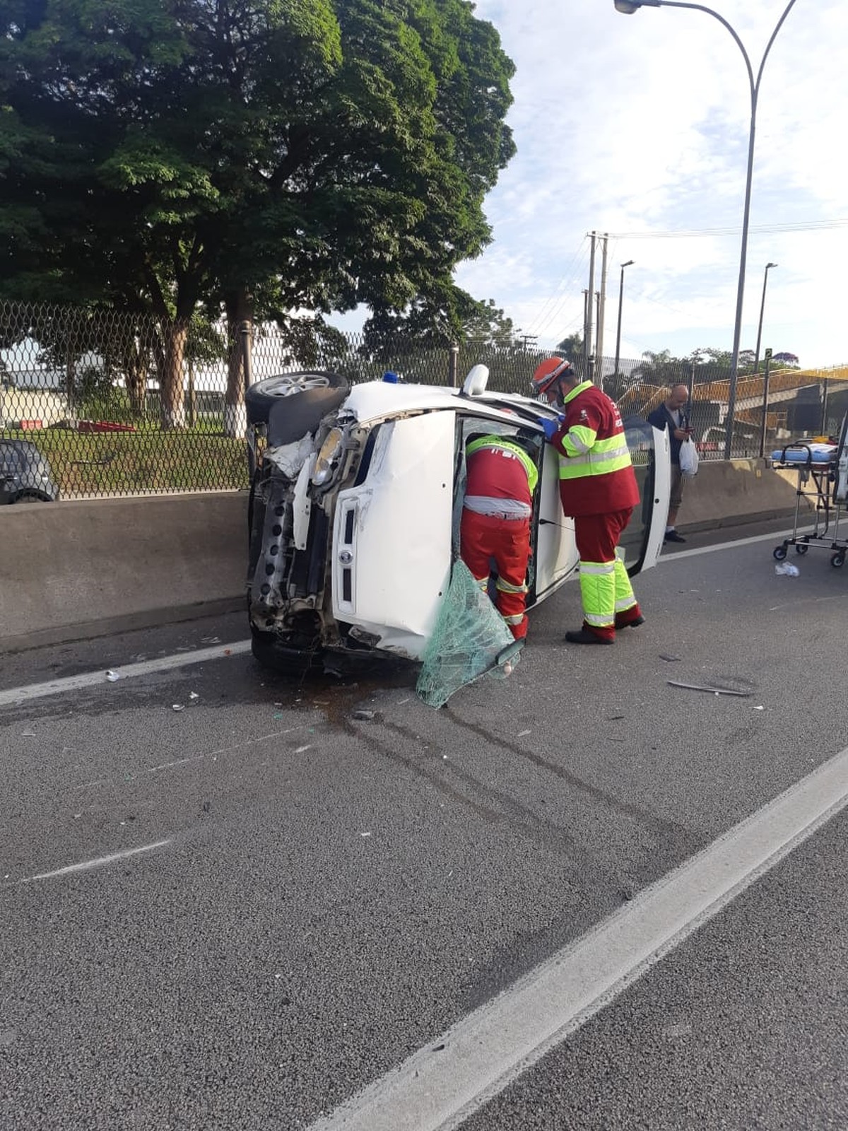 Engavetamento entre três veículos deixa duas pessoas feridas na Dutra em São José | Vale do ...