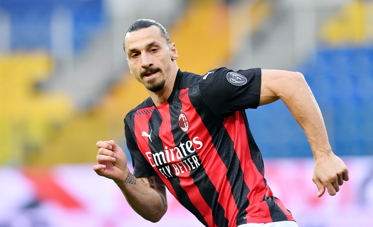 Ibrahimovic sente lesão e está fora do clássico entre Milan e Liverpool ...