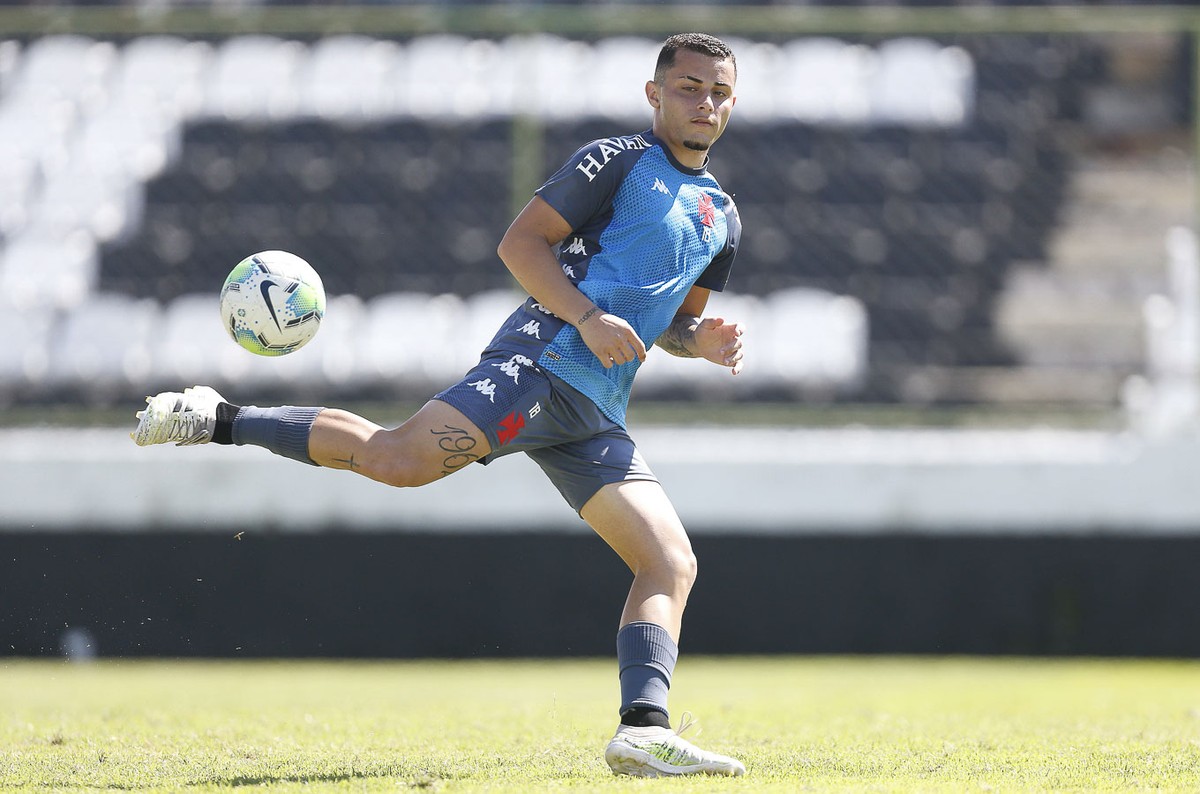 Punido no STJD por expulsão, Bruno Gomes desfalcará o Vasco contra o ...