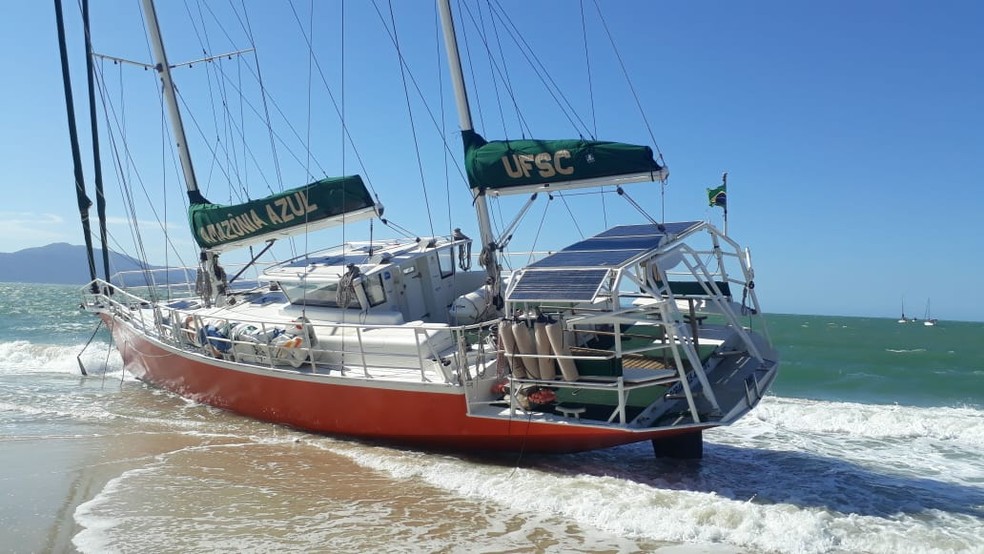 Veleiro de pesquisa da UFSC se desprende de amarração e vai parar em ...