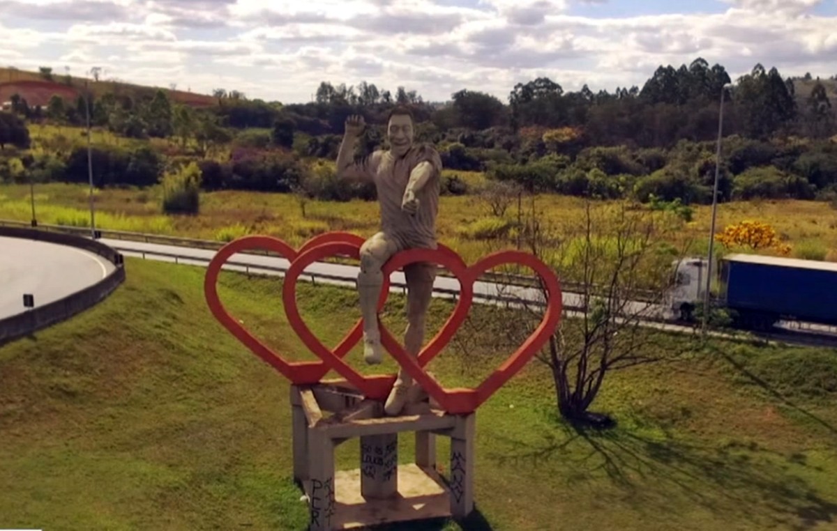 Estátua 'Soco no Ar', em homenagem a Pelé, passou por restauração em ...