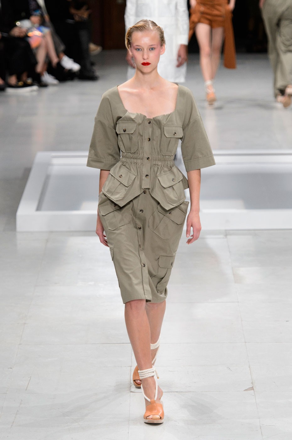 O verão 2016 utilitário de Hussein Chalayan | Desfiles | Vogue