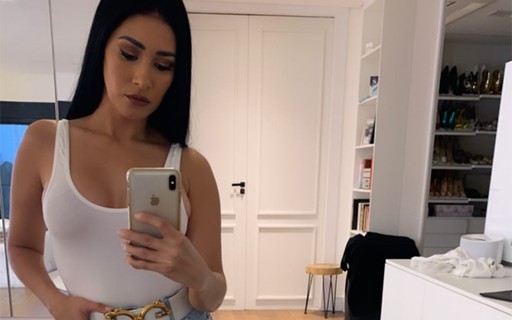 Simaria posta selfie de shortinho e cinto grifado de R$ 8 mil na web - Quem | QUEM News