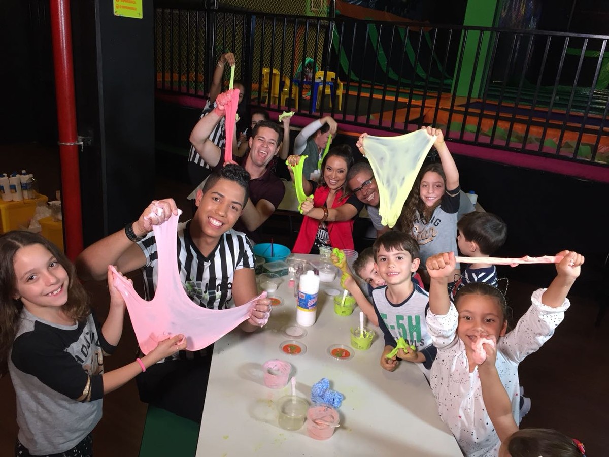 Pedro Leonardo e Cris Ikeda se divertem fazendo 'slime'! | Mais ...