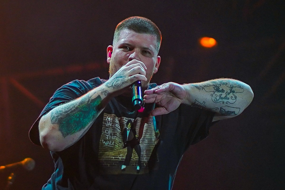 Cantor Ferrugem abandona show no São João na BA após copos serem ...