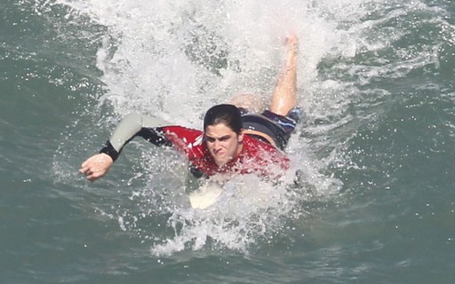 Sem Cleo Pires, Rômulo Neto surfa no Rio - Quem | QUEM News