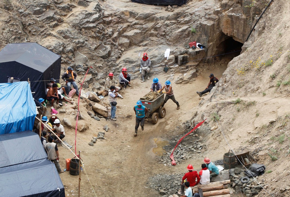 Especialistas chegam à mina peruana para ajudar em resgate | Mundo ...