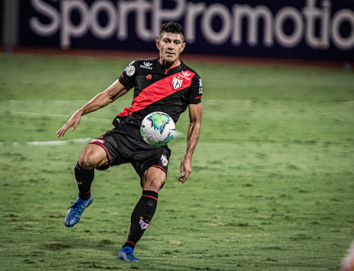 Edson se despede do Atlético-GO com mais uma atuação segura e deixa ...