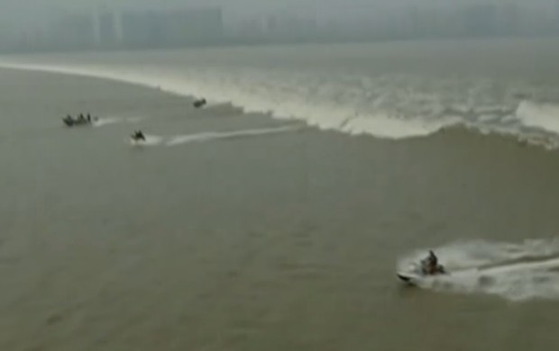 "Brasileira", fenômeno da pororoca faz sucesso com surfistas na China ...