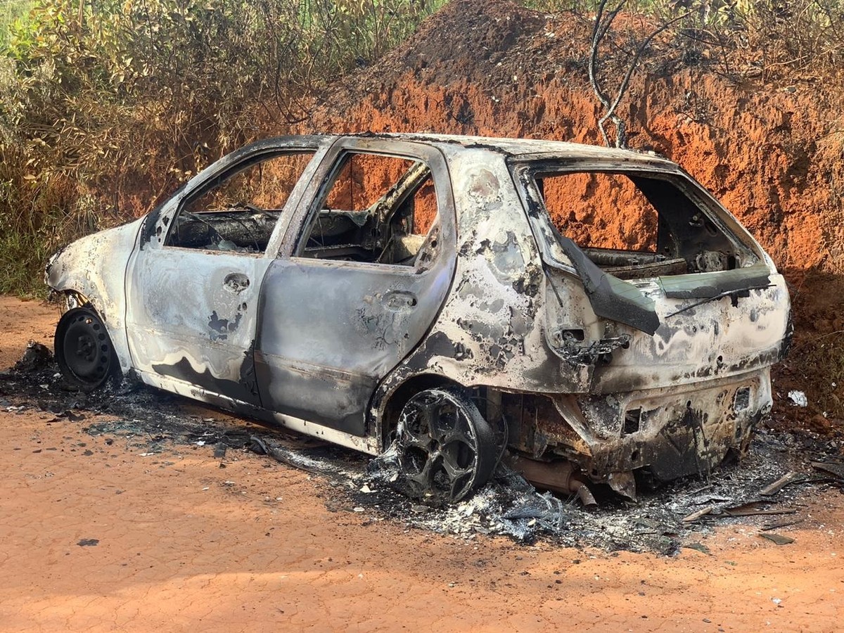 Corpo De Jovem é Encontrado Queimado Dentro De Carro Com Placas De