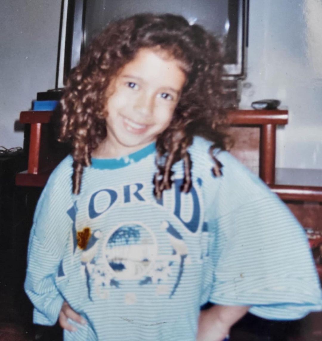 Mãe de Anitta recorda gravidez em post no aniversário de 30 anos da cantora