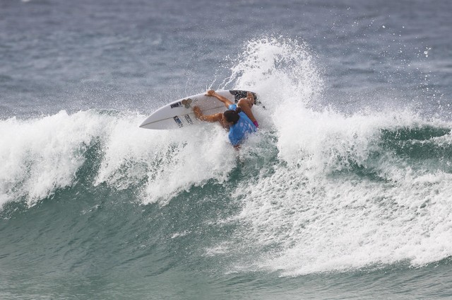 Francesa acerta manobra incrível e entra para a história do surfe ...