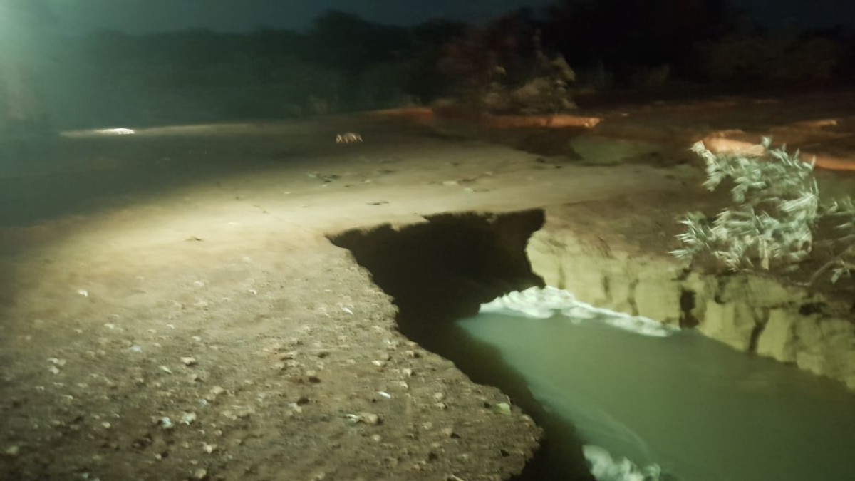 Cratera causada por chuvas interdita BR-401, em RR, nos dois sentidos ...