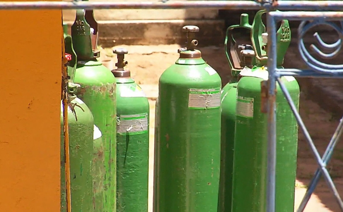 Registro recebe caminhão com cilindros de oxigênio para abastecer ...